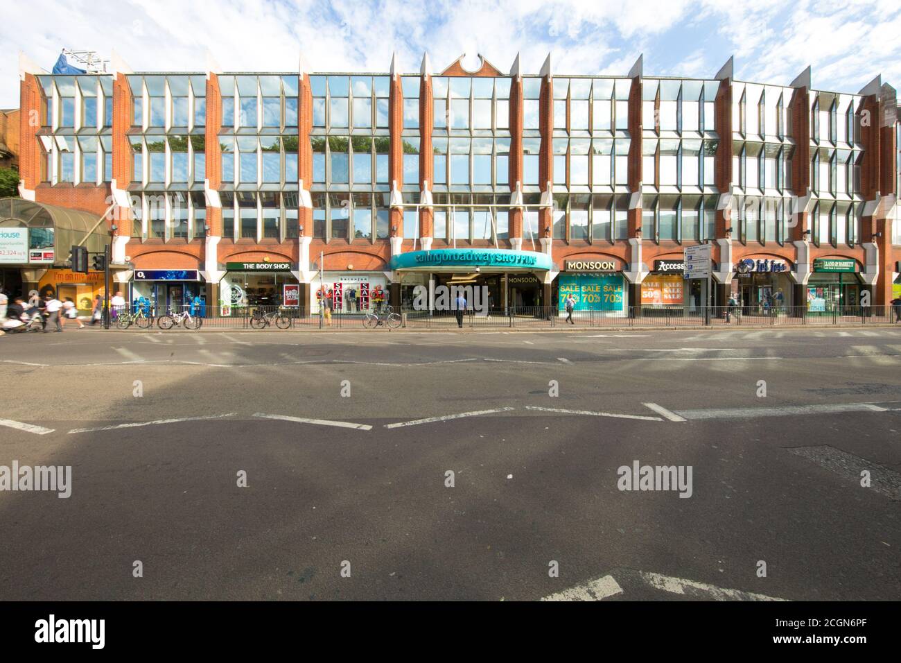 Broadway shopping centre hi-res stock photography and images - Alamy