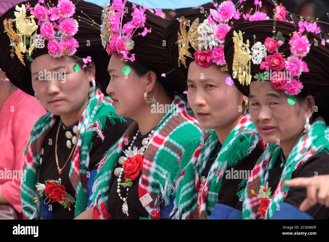 Chinese ethnic minority dance hi-res stock photography and images - Alamy