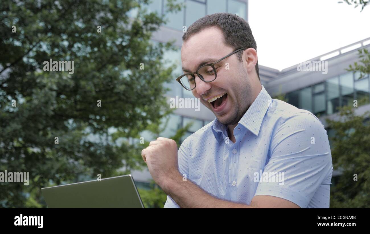 Person looking at computer scr hi-res stock photography and images - Alamy