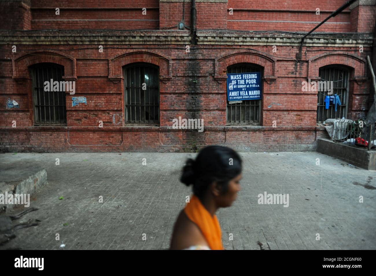 Helping the poor india hi-res stock photography and images - Alamy