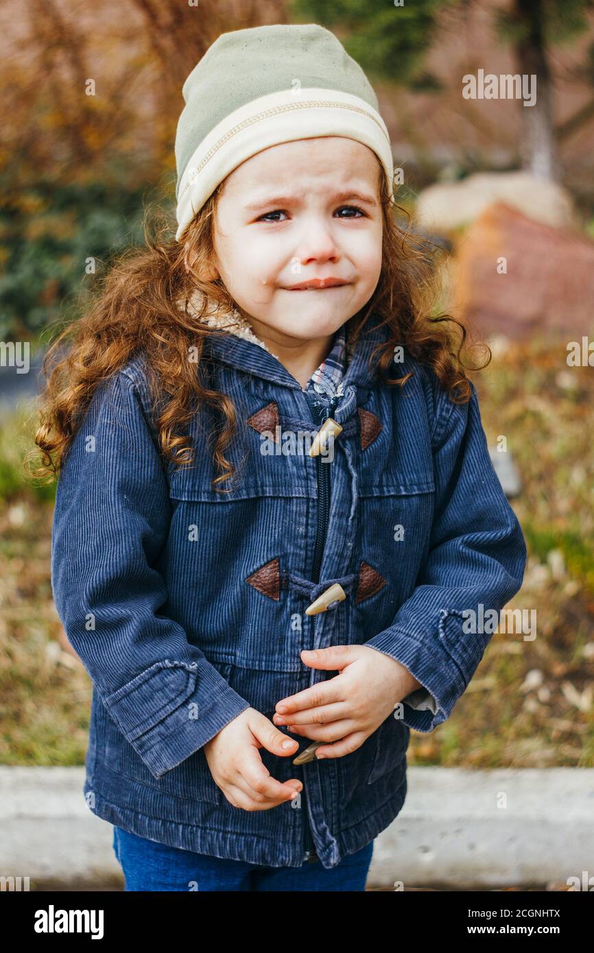 Little girl crying on the street. Hurt and tears of kid Stock Photo - Alamy