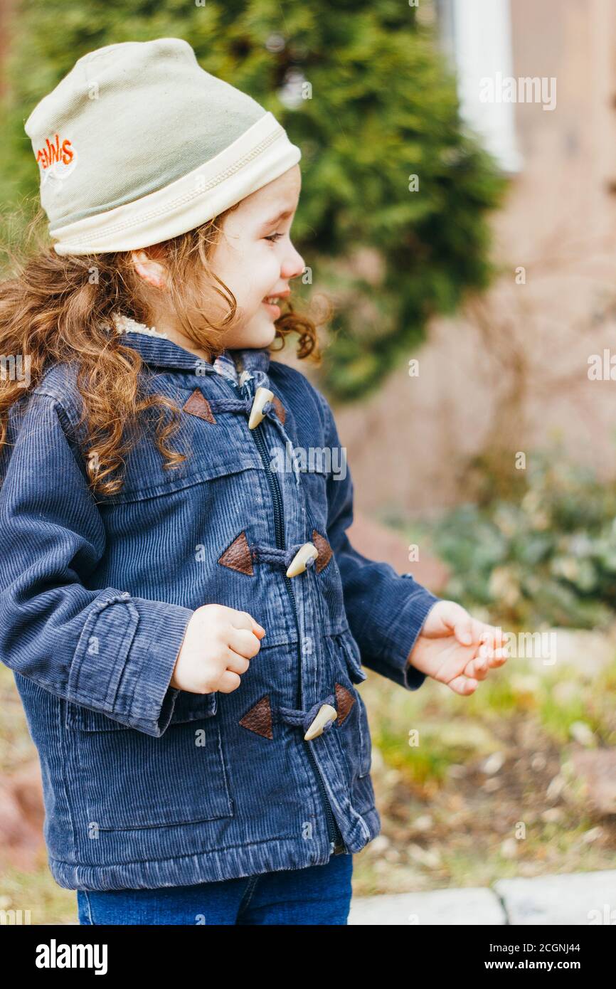 Little girl crying on the street. Hurt and tears of kid Stock Photo - Alamy