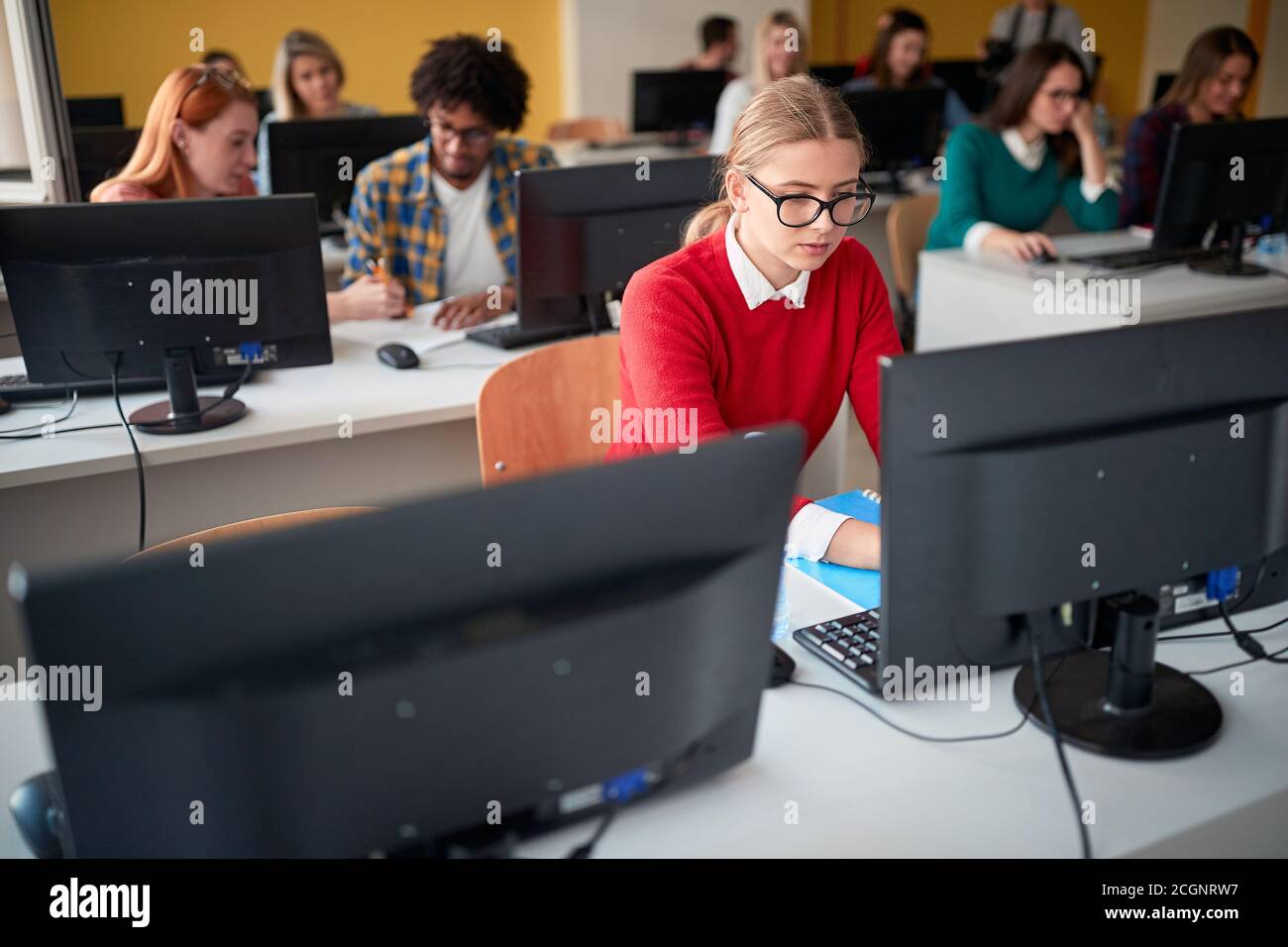 Students writing lesson classroom hi-res stock photography and images ...