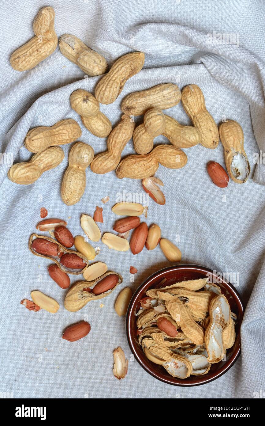 Peanut shell opened hi-res stock photography and images - Alamy