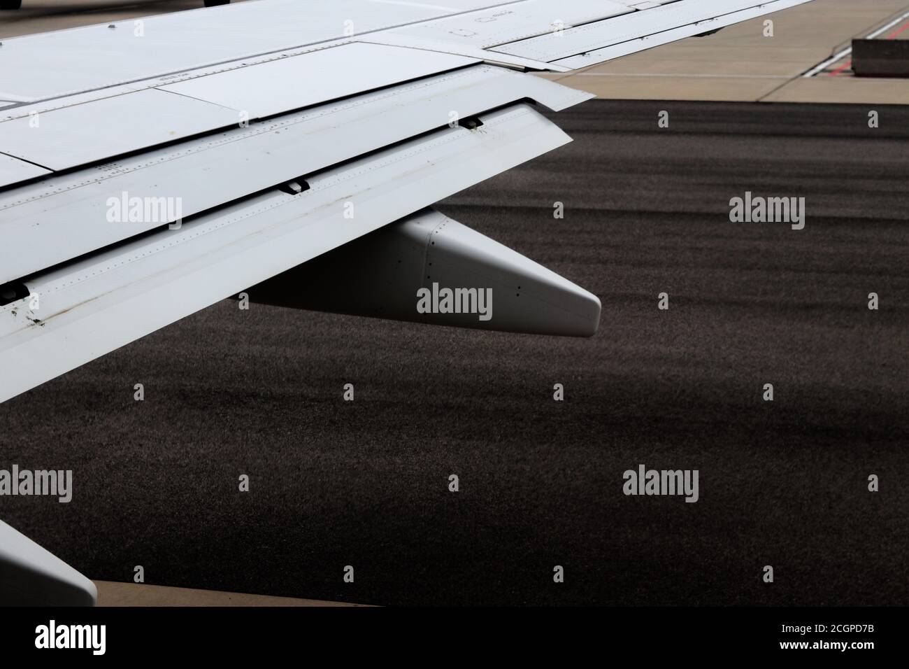 Airplane wing flaps close hi-res stock photography and images - Alamy
