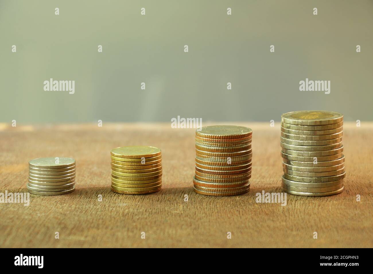 Different size coins hi-res stock photography and images - Alamy