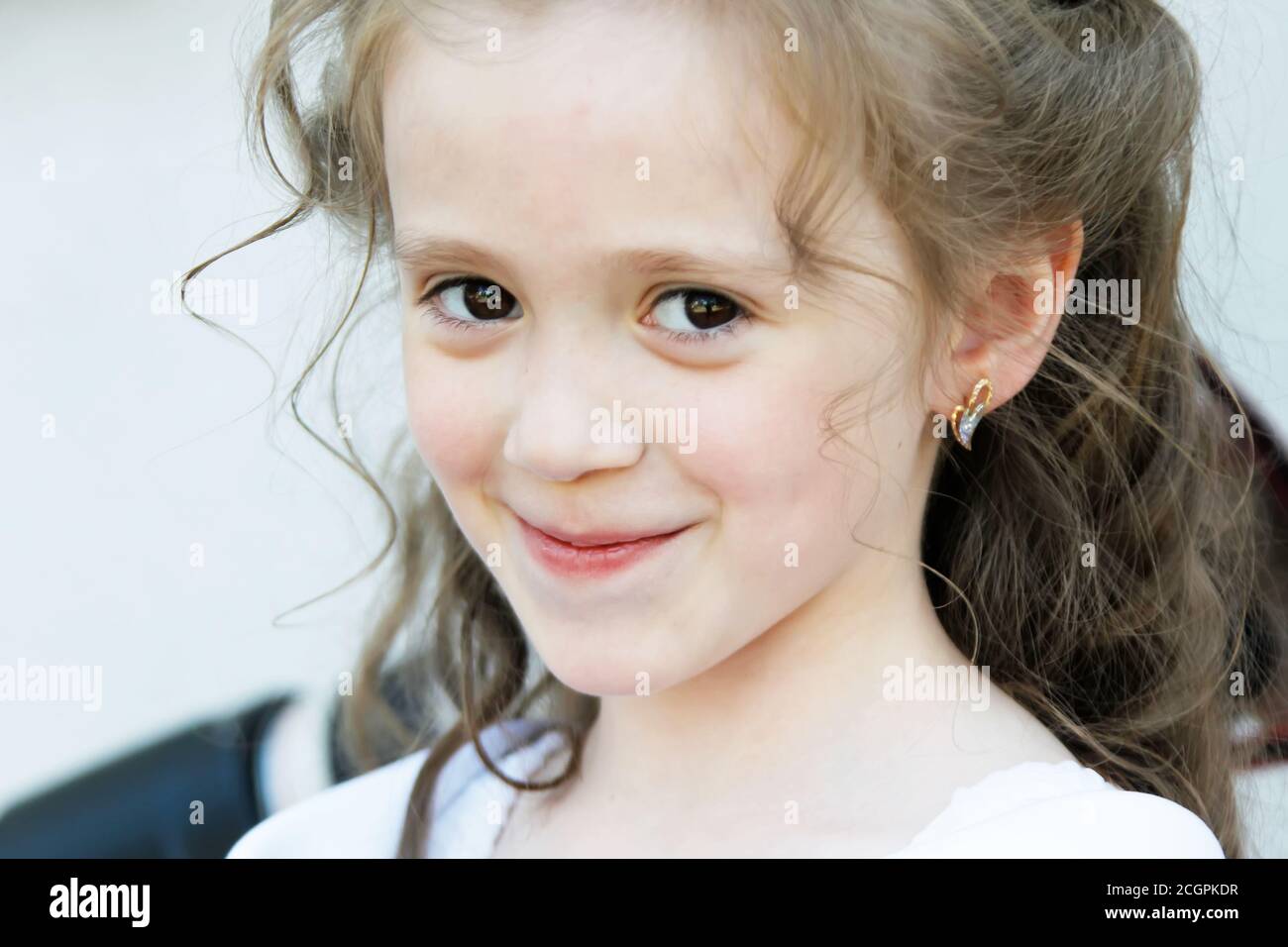 Portrait of a beautiful six year old girl Stock Photo - Alamy