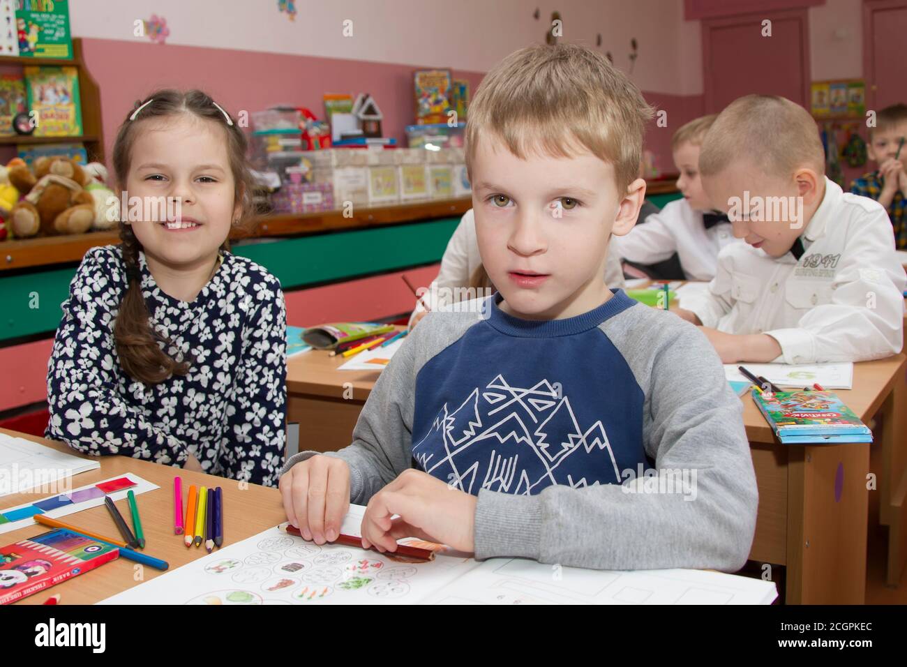 Elementary children with pencils and notebooks Stock Photo - Alamy