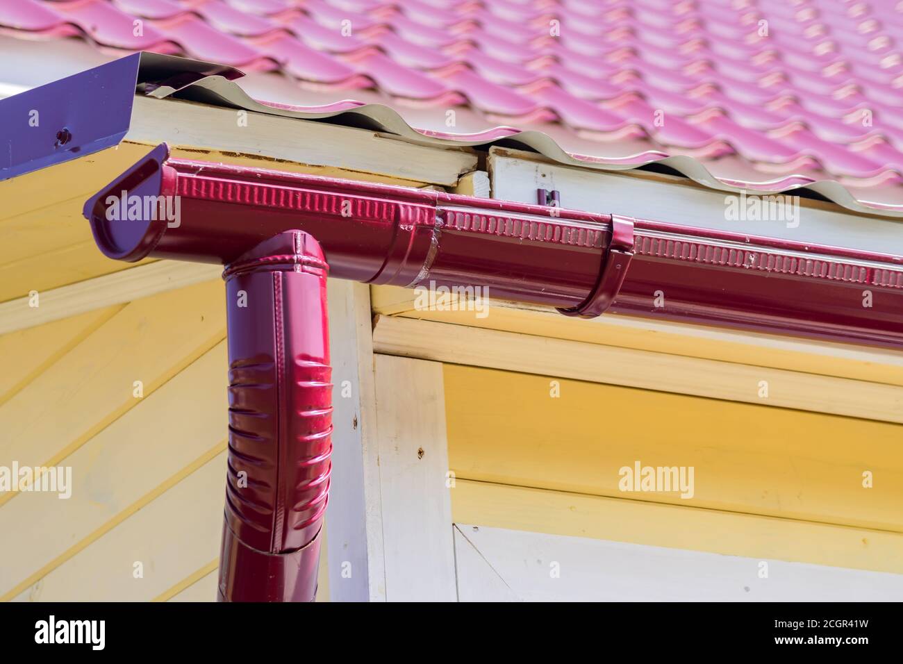 Red tile cornice hi-res stock photography and images - Alamy
