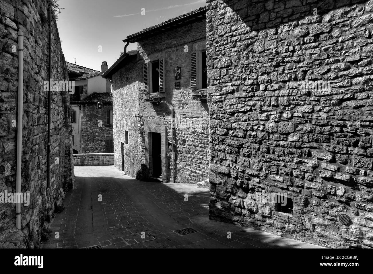 Assisi, via Dono Doni, an old street in a medieval Italian town Stock ...