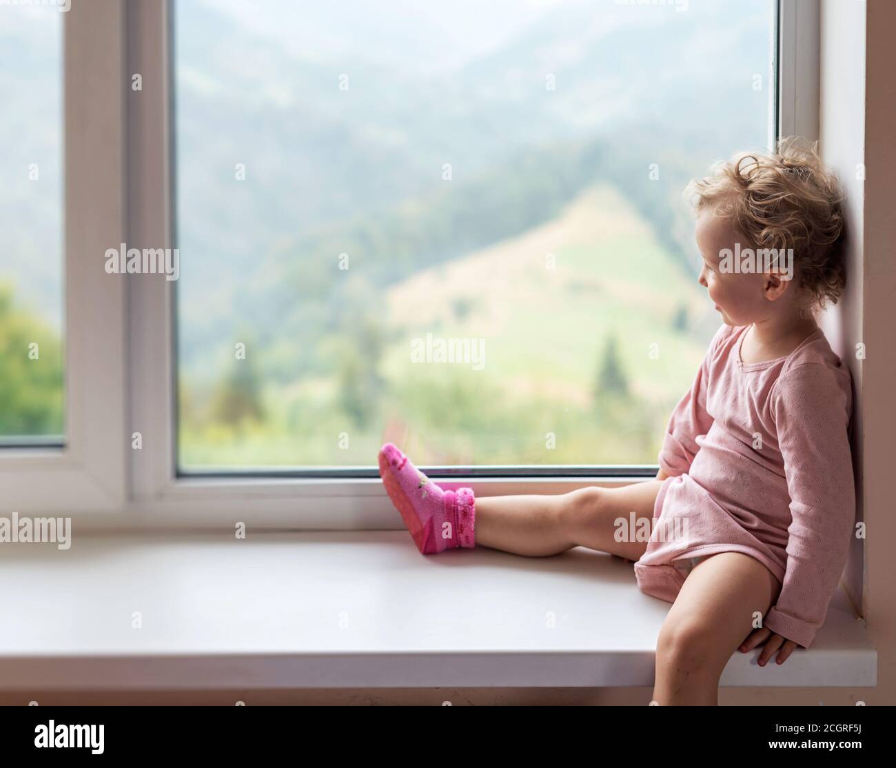 Child looks out the window hi-res stock photography and images - Alamy