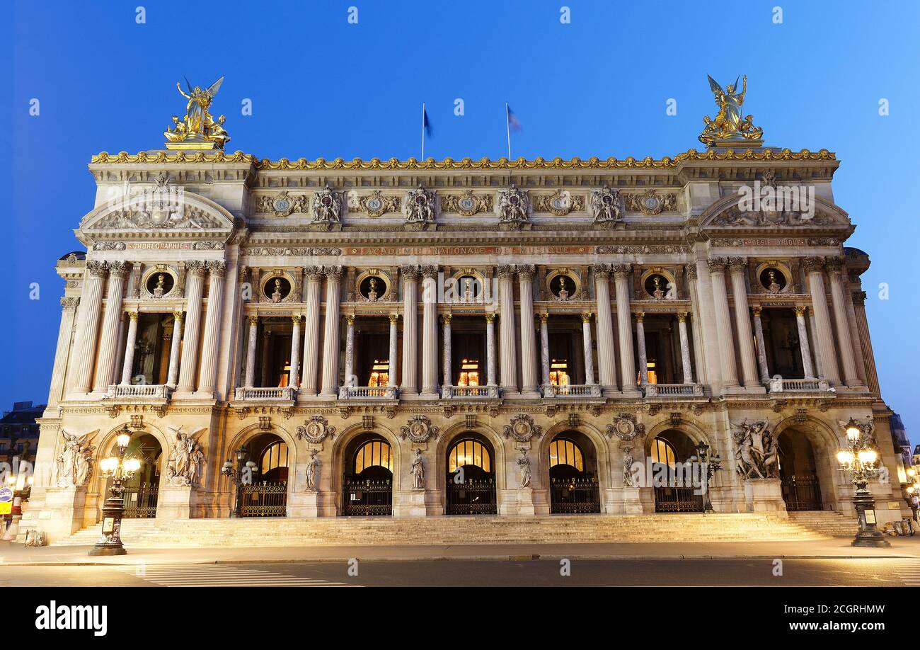 Night front view of the Opera National de Paris. France Stock Photo - Alamy