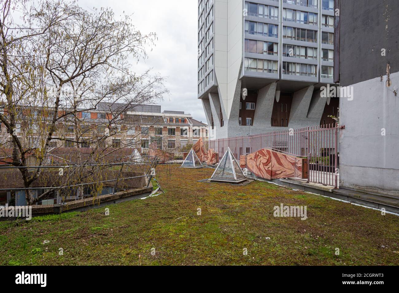 Paris 1970s building hi-res stock photography and images - Alamy