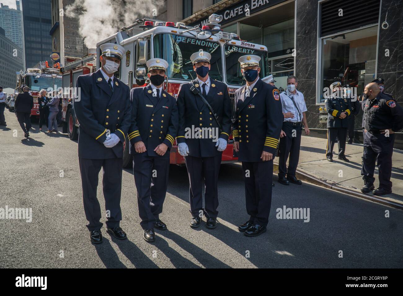 American police officers salute hi-res stock photography and images - Alamy