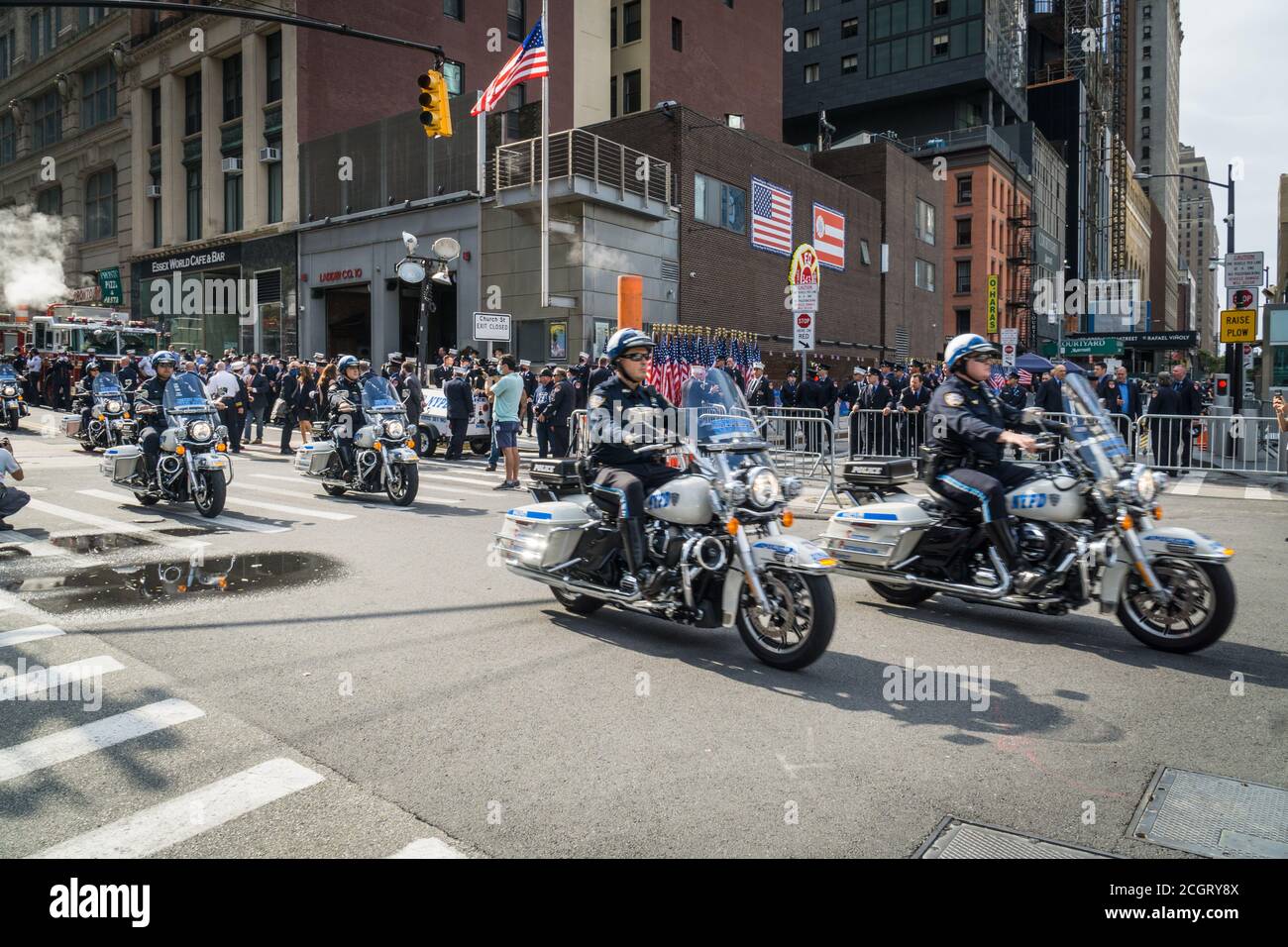 American police officers salute hi-res stock photography and images - Alamy