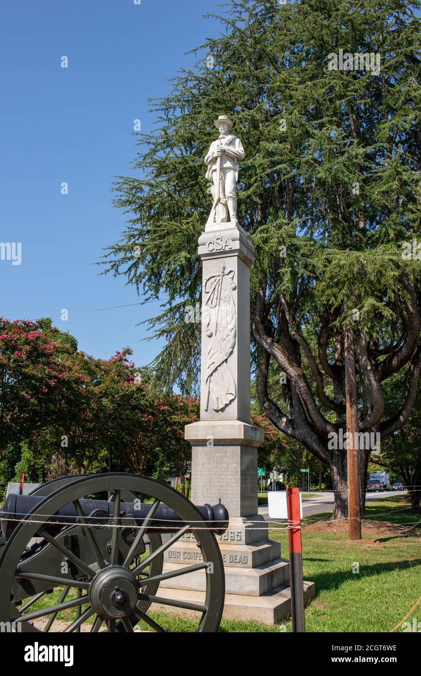 The Confederate monument "Our Confederate Dead, & its muzzle-loading ...