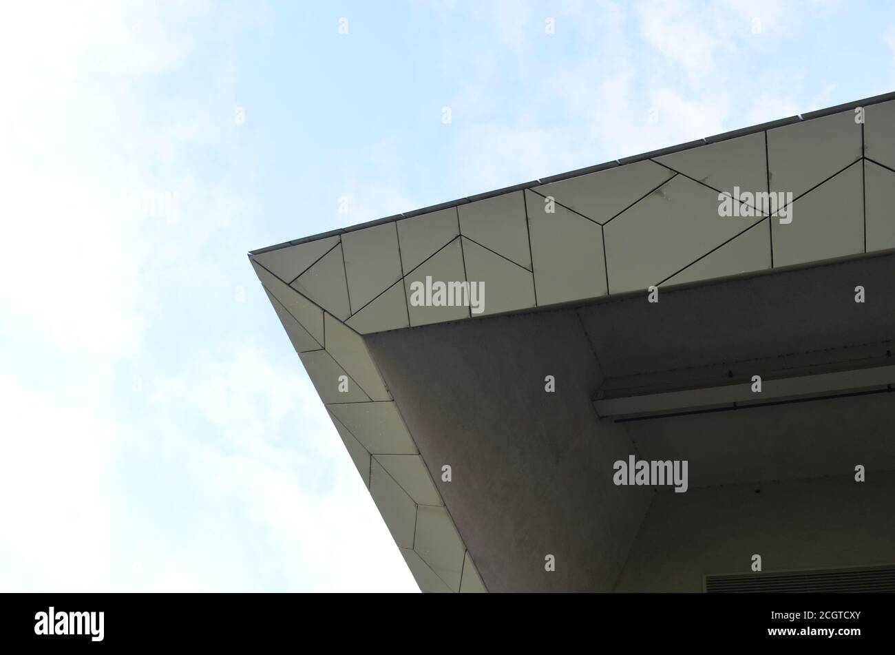 Edge of a building hi-res stock photography and images - Alamy