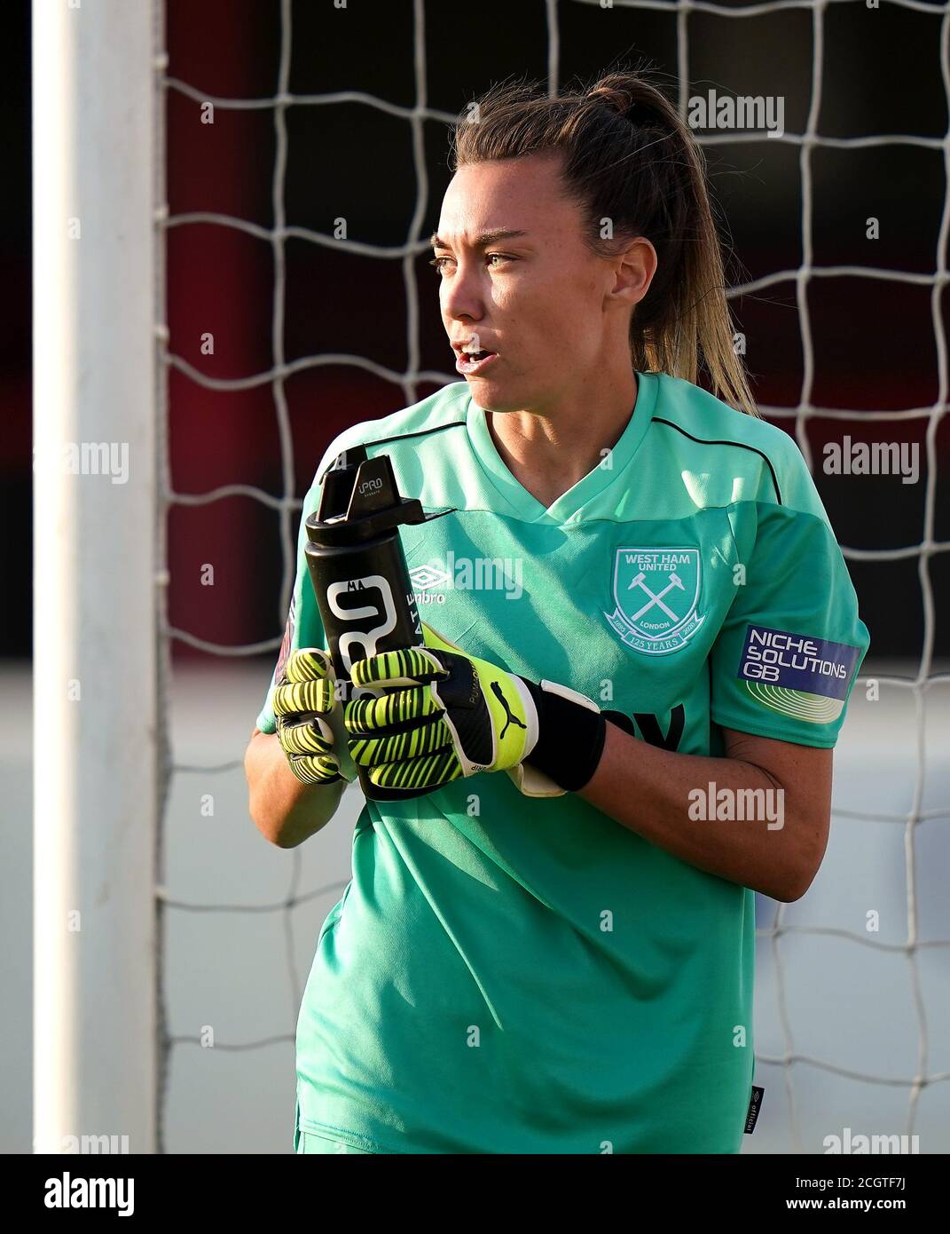 Mackenzie arnold west ham goalkeeper hi-res stock photography and ...