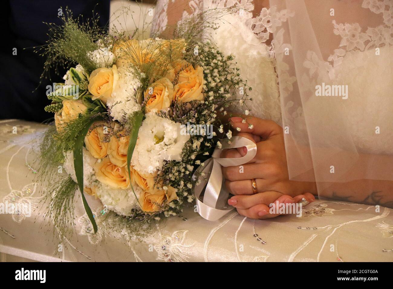 A newly married Italian couple. The bride with the bouquet Stock Photo ...