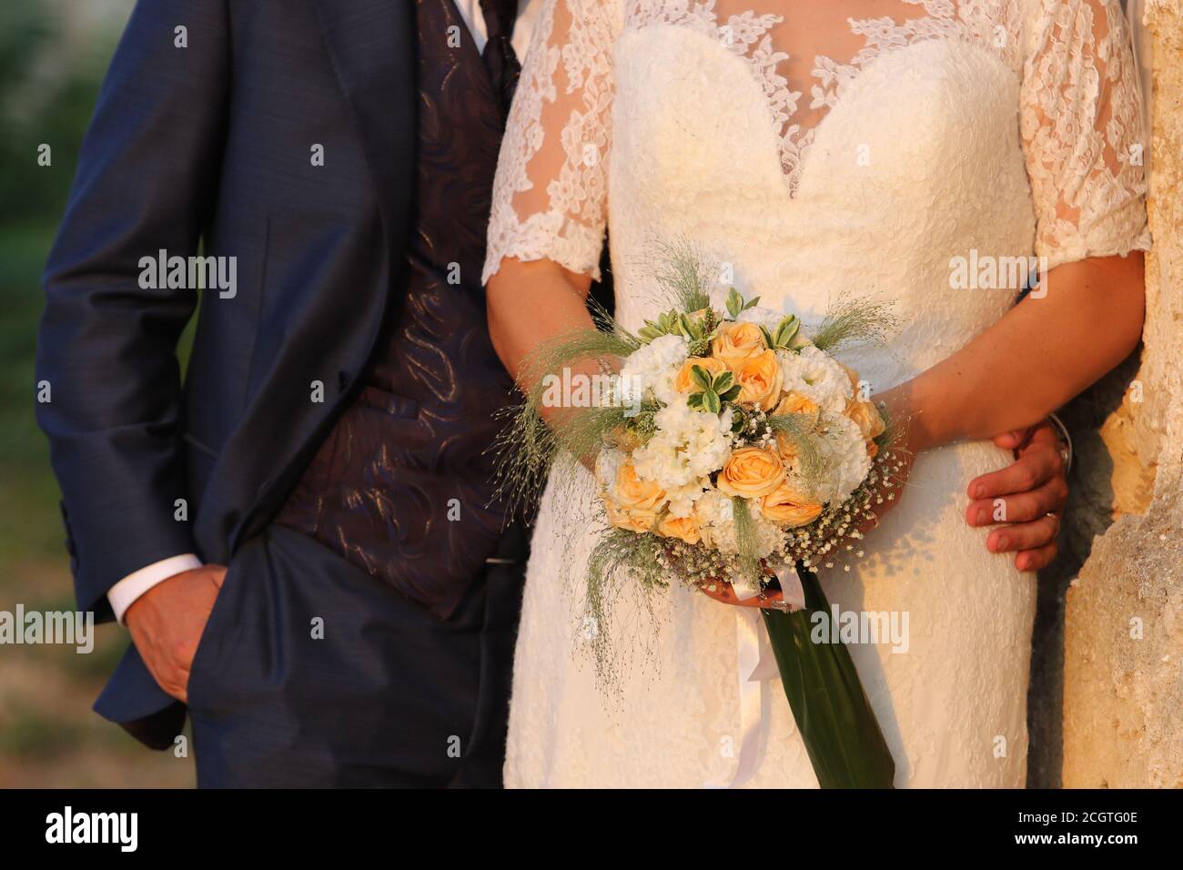 Newly wed couple pose hi-res stock photography and images - Alamy