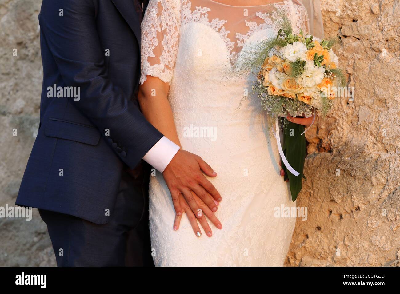 Newly wed couple pose hi-res stock photography and images - Alamy