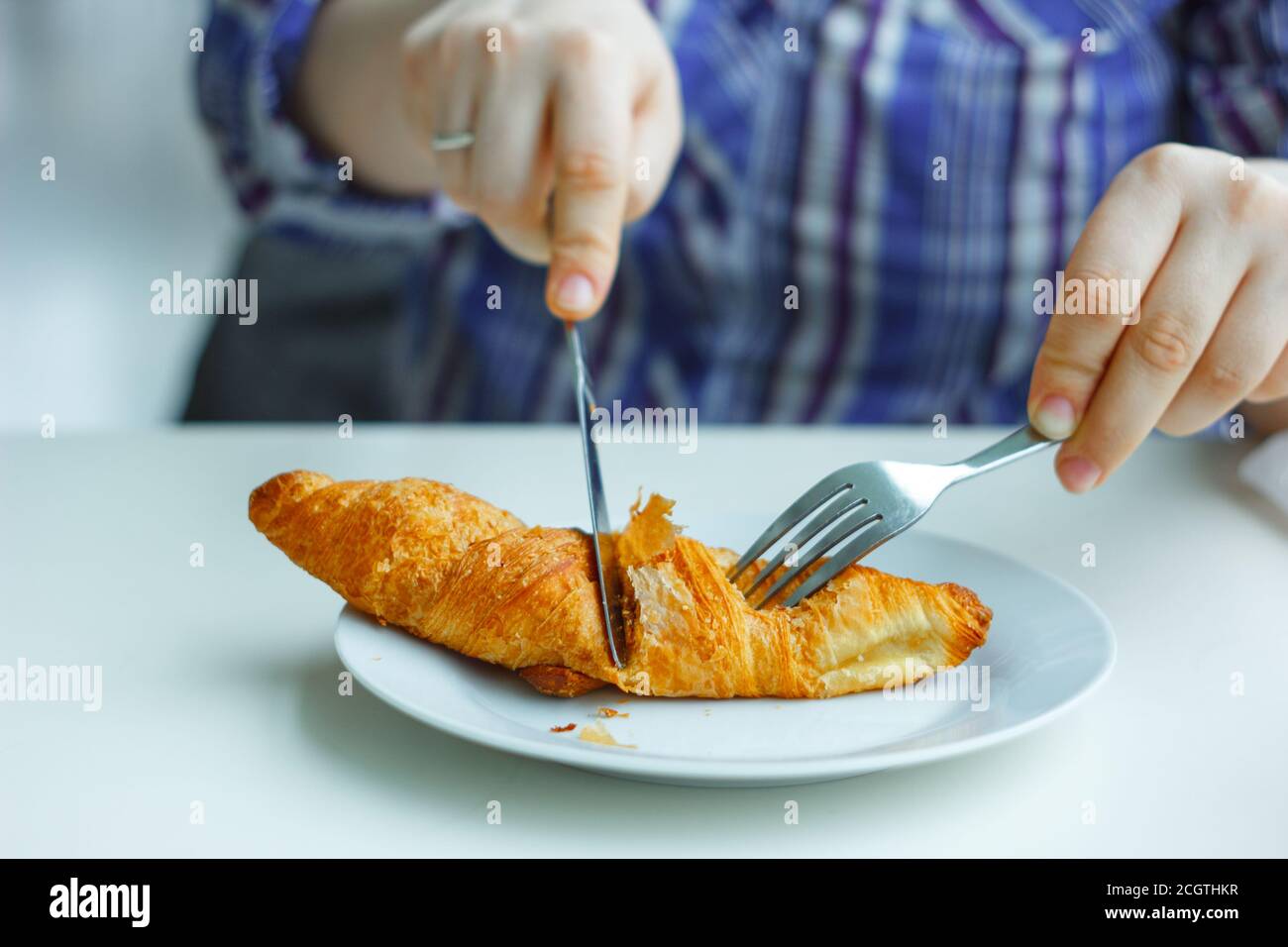 woman hands cutting croissant in a restaurant Stock Photo - Alamy