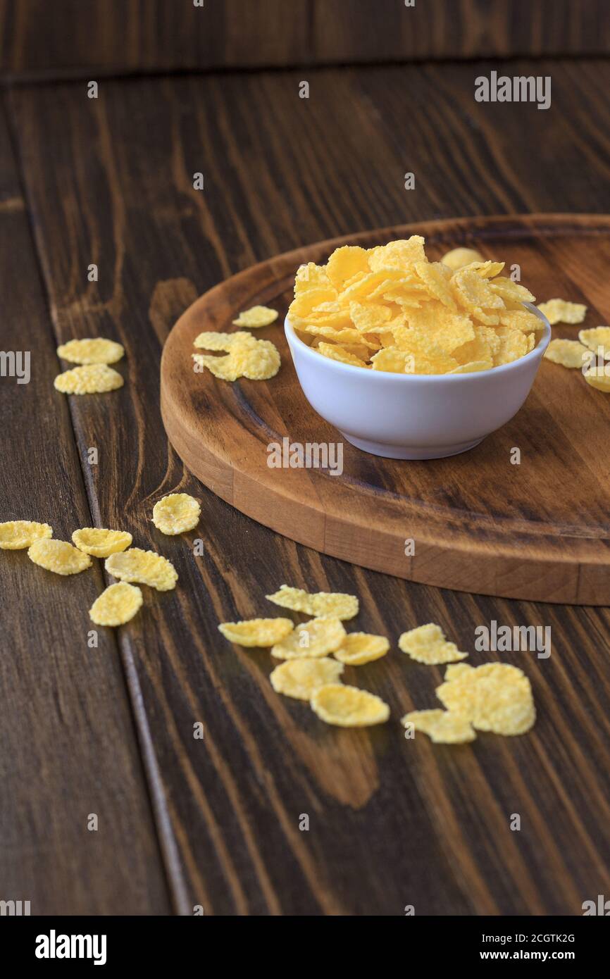 Corn flakes in bowl - cereal breakfast ready to eat Stock Photo - Alamy