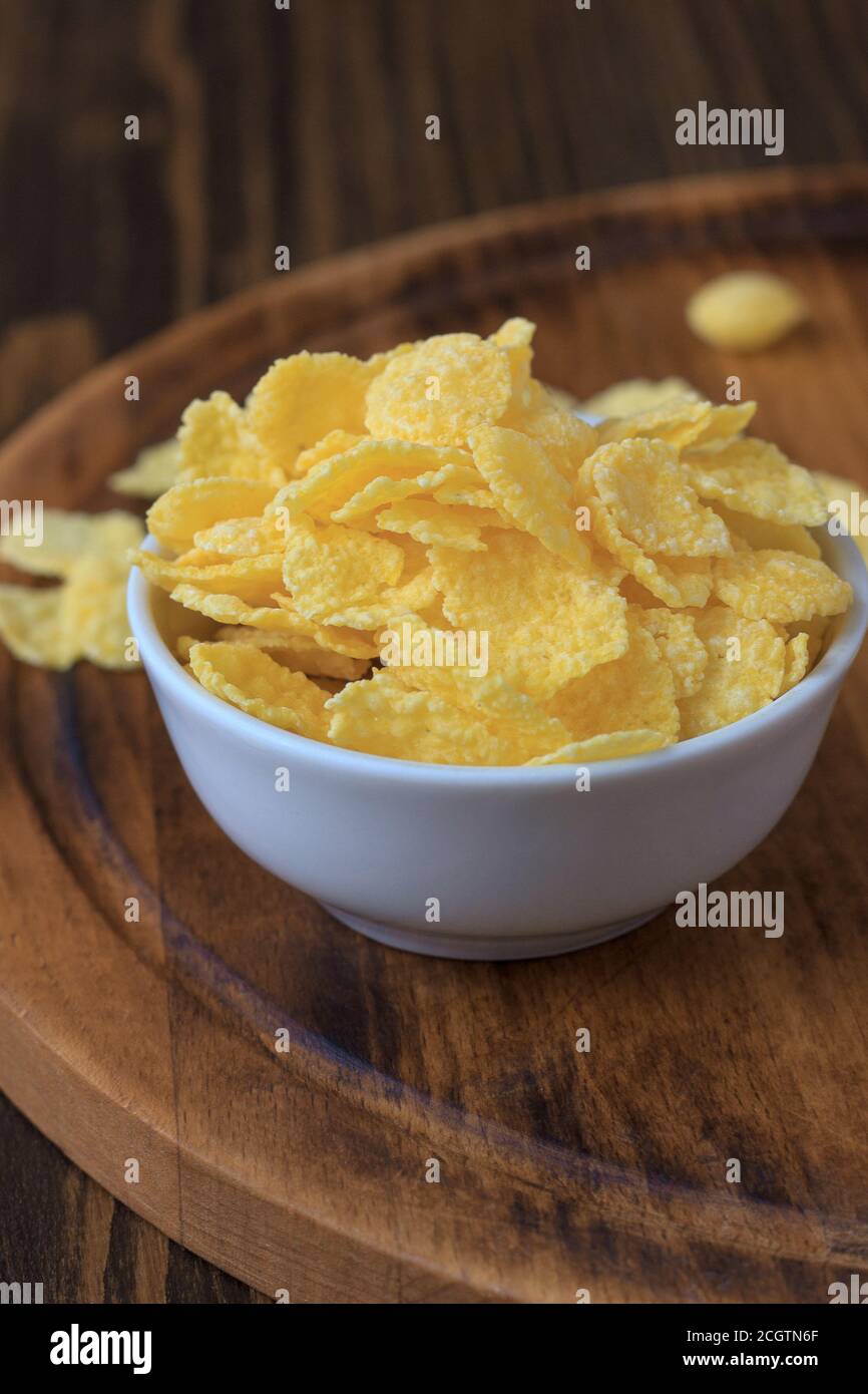 Corn flakes in bowl - cereal breakfast ready to eat Stock Photo - Alamy