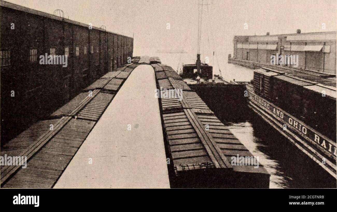 Barges leave hi-res stock photography and images - Alamy