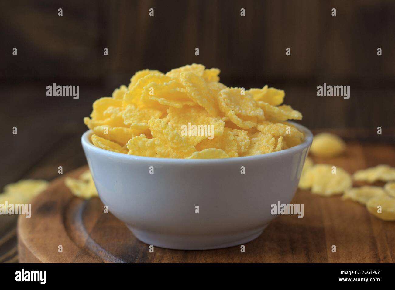 Corn flakes in bowl - cereal breakfast ready to eat Stock Photo - Alamy