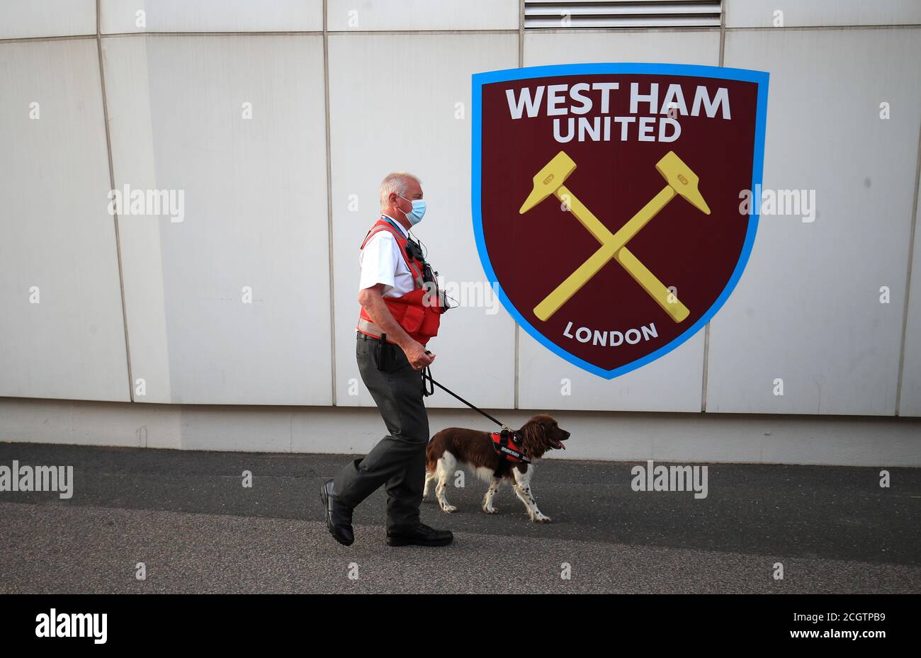 Security guard uk stadium hi-res stock photography and images - Alamy