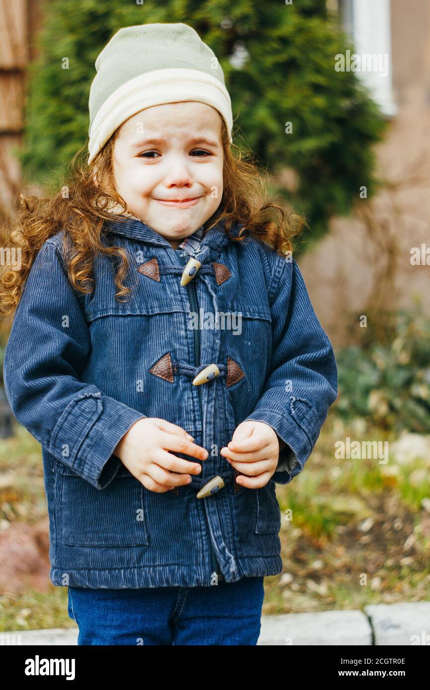 Little girl crying on the street. Hurt and tears of kid Stock Photo - Alamy
