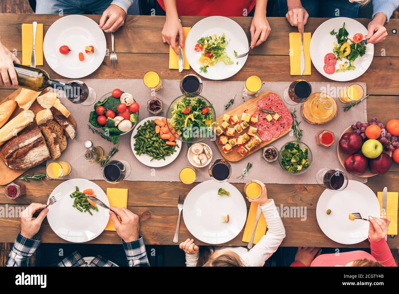 Family eating dinner table easter hi-res stock photography and images ...