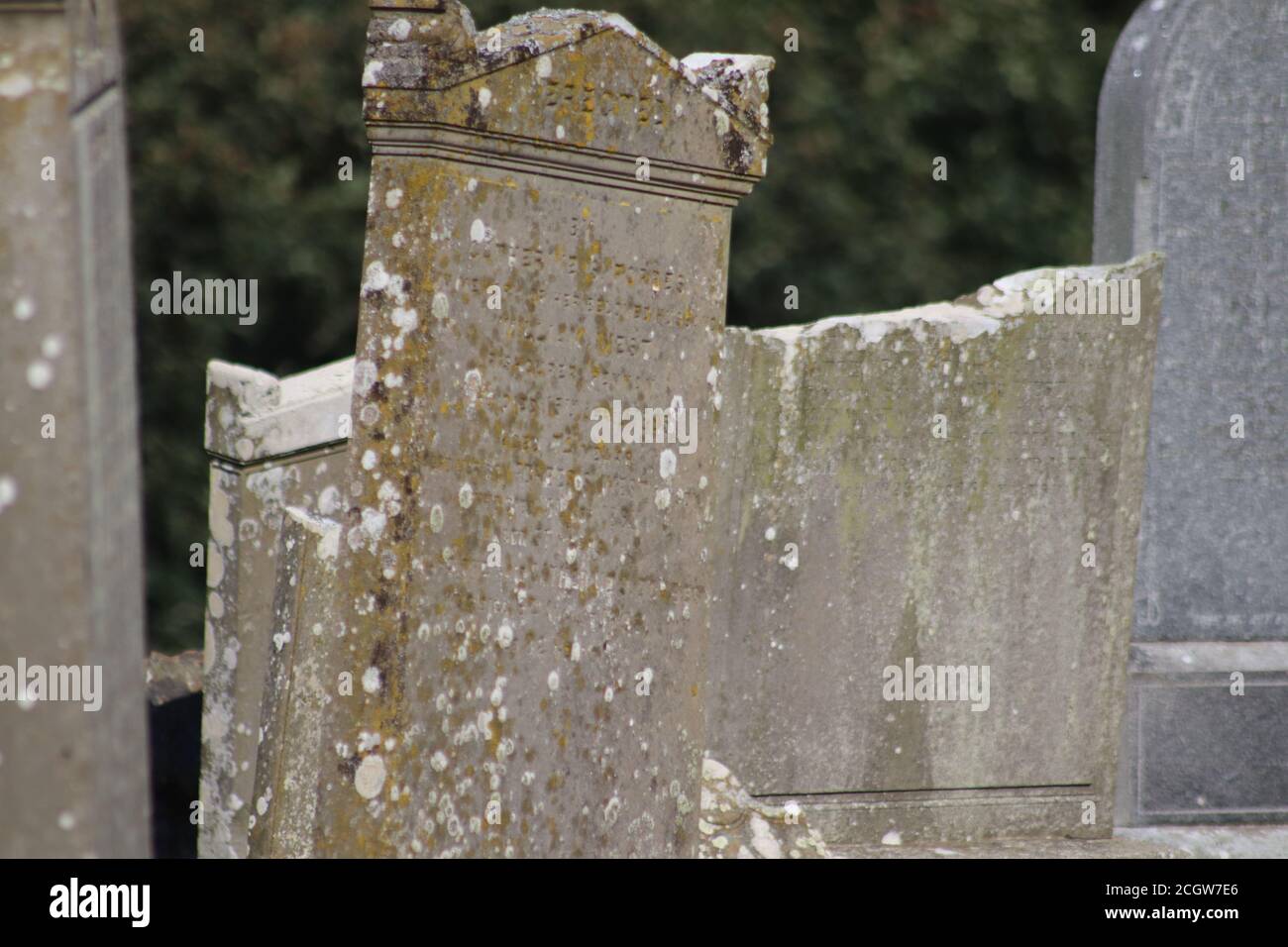 Solitary gravestones hi-res stock photography and images - Alamy