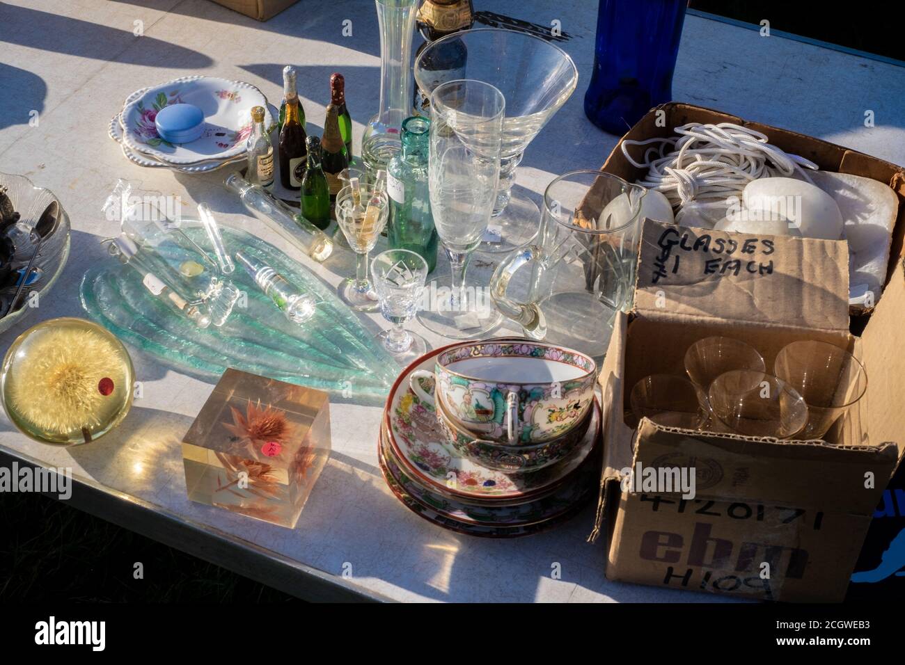 Table of items in car boot sale hi-res stock photography and images - Alamy