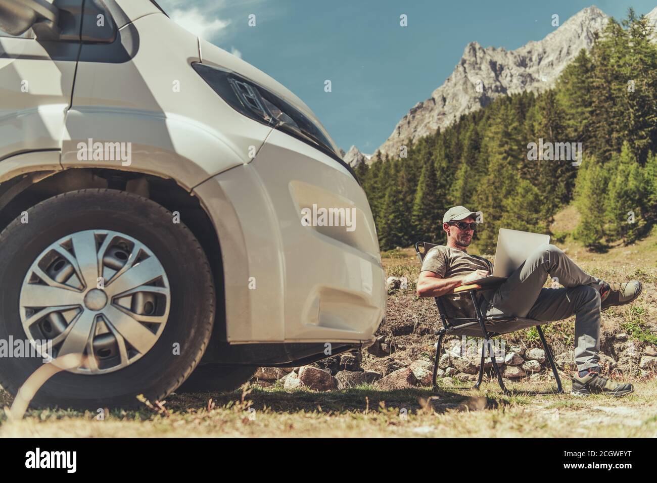 Working remotely mountains hi-res stock photography and images - Alamy