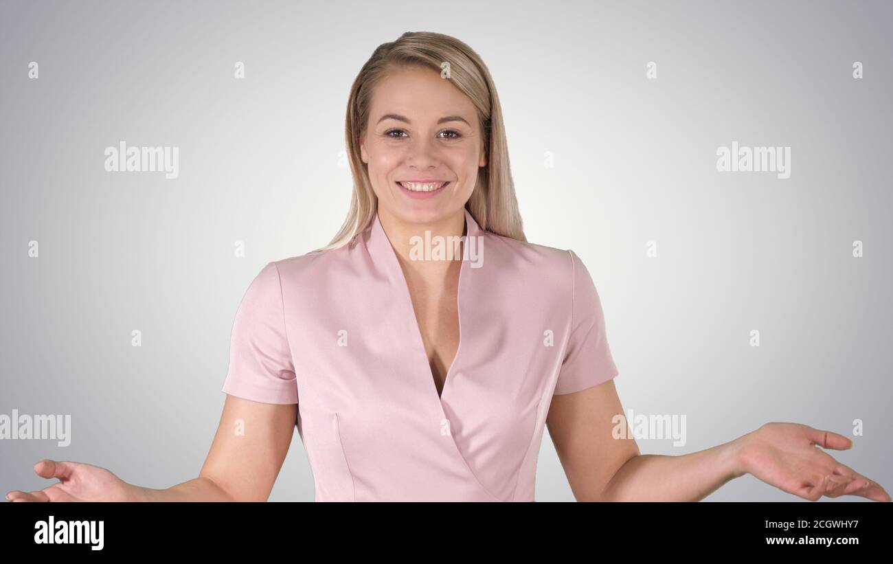 Woman in pink talking to the camera on gradient background Stock Photo ...