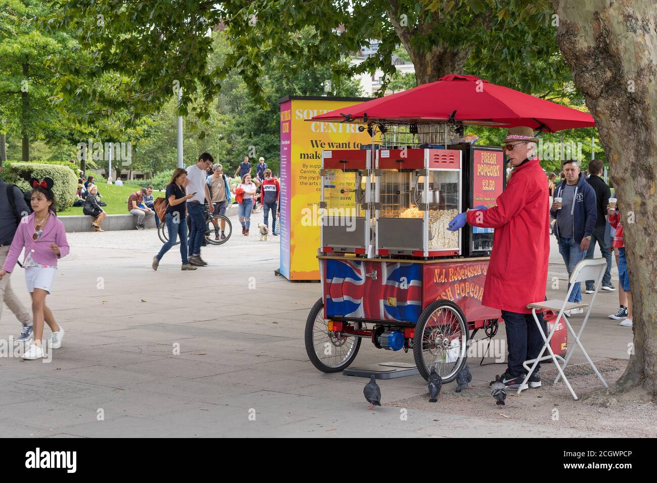 Vendor popcorn hi-res stock photography and images - Alamy