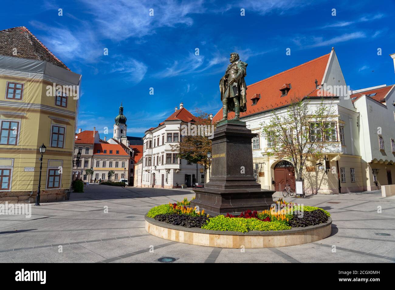 Downtown square statue hi-res stock photography and images - Alamy