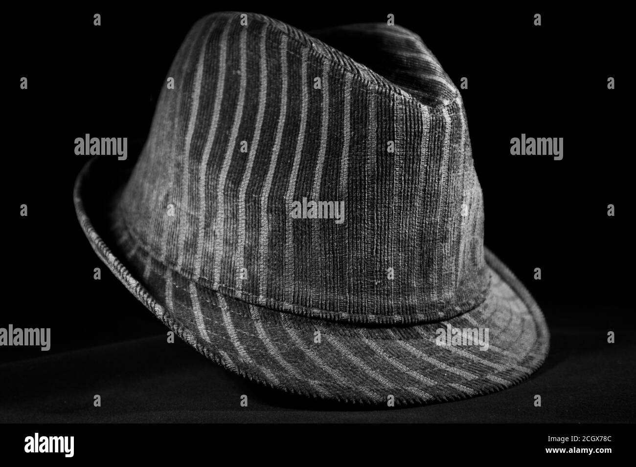 Fashion 1950 fedora hi-res stock photography and images - Alamy