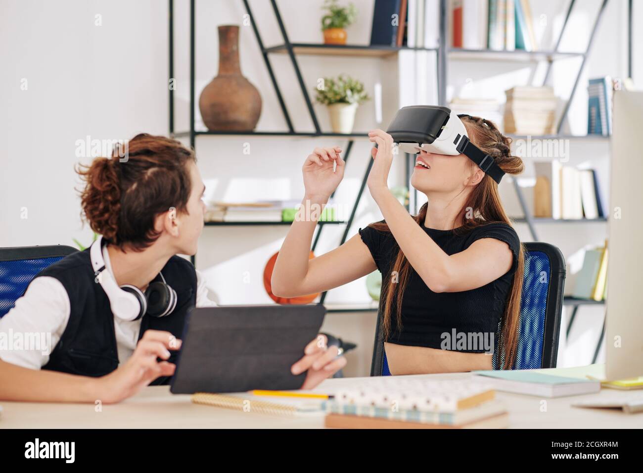 Teenagers test VR headset Stock Photo - Alamy