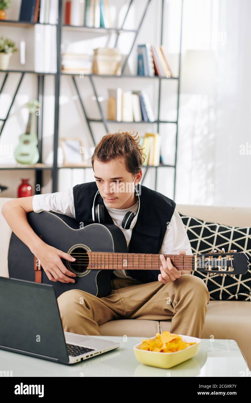Girl learning guitar online hi-res stock photography and images - Alamy