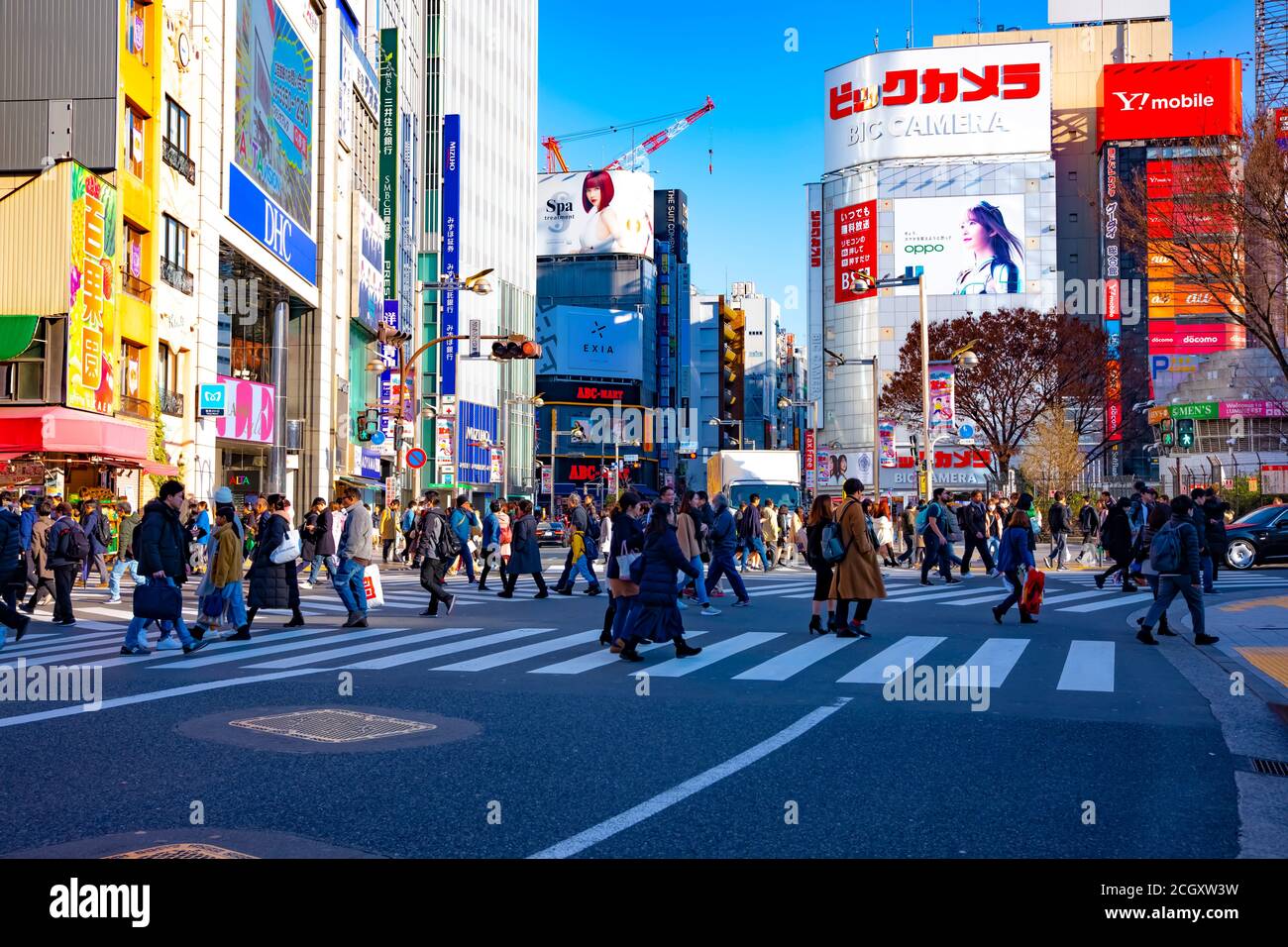 Wide shot people crossing street hi-res stock photography and images ...