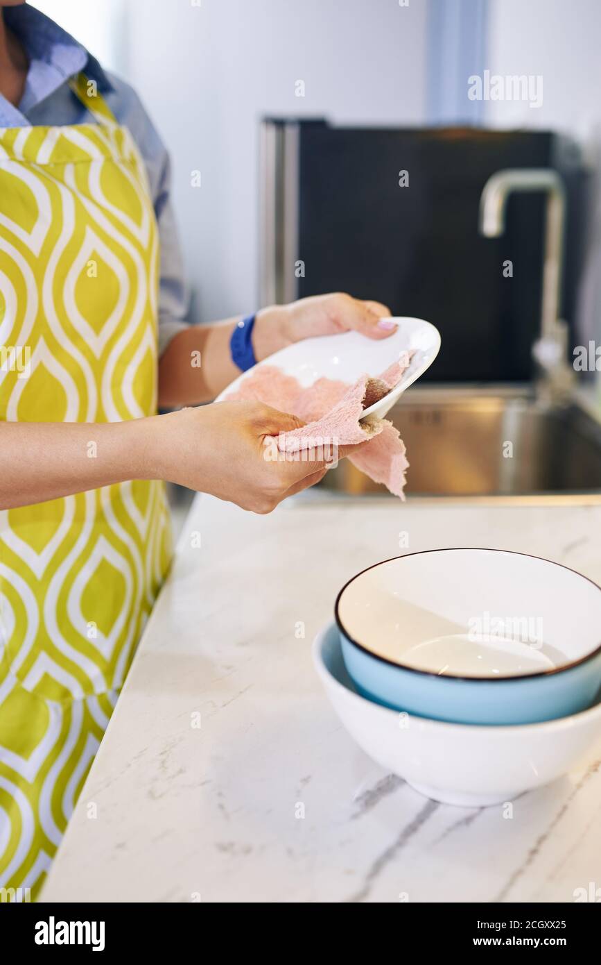 Hand wiping kitchen counter hi-res stock photography and images - Alamy