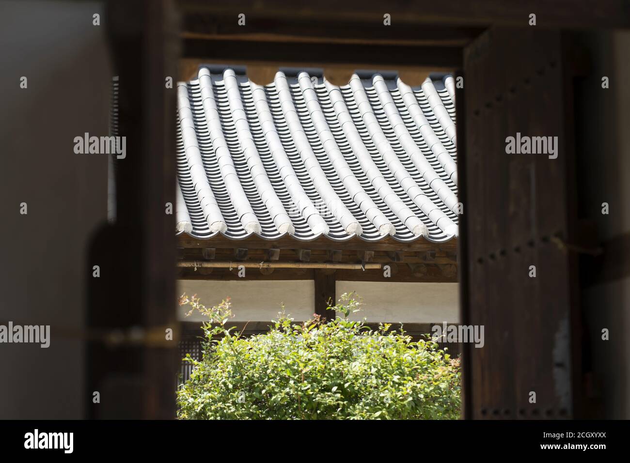 Korean traditional house and traditional gate Stock Photo - Alamy