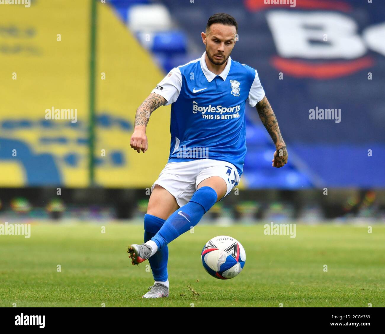Ivan Sanchez (17) of Birmingham City controls the ball Stock Photo - Alamy