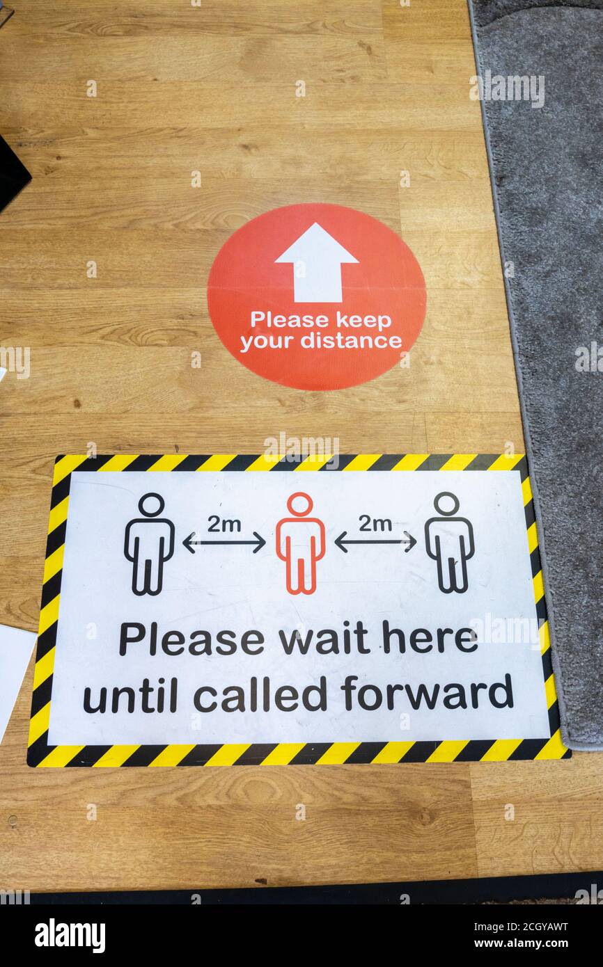 Please queue here sign hi-res stock photography and images - Alamy