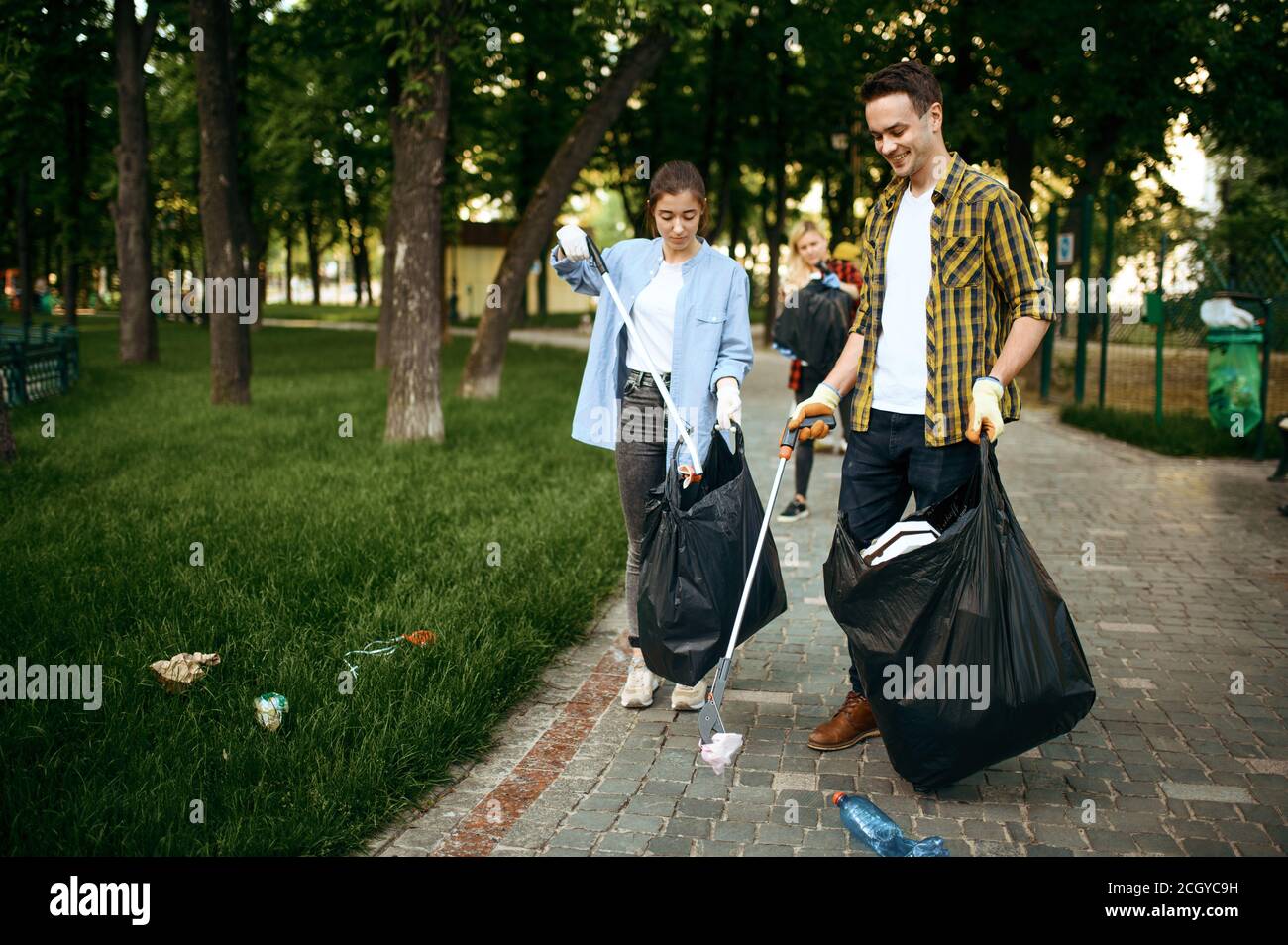 People picking trash park hi-res stock photography and images - Alamy