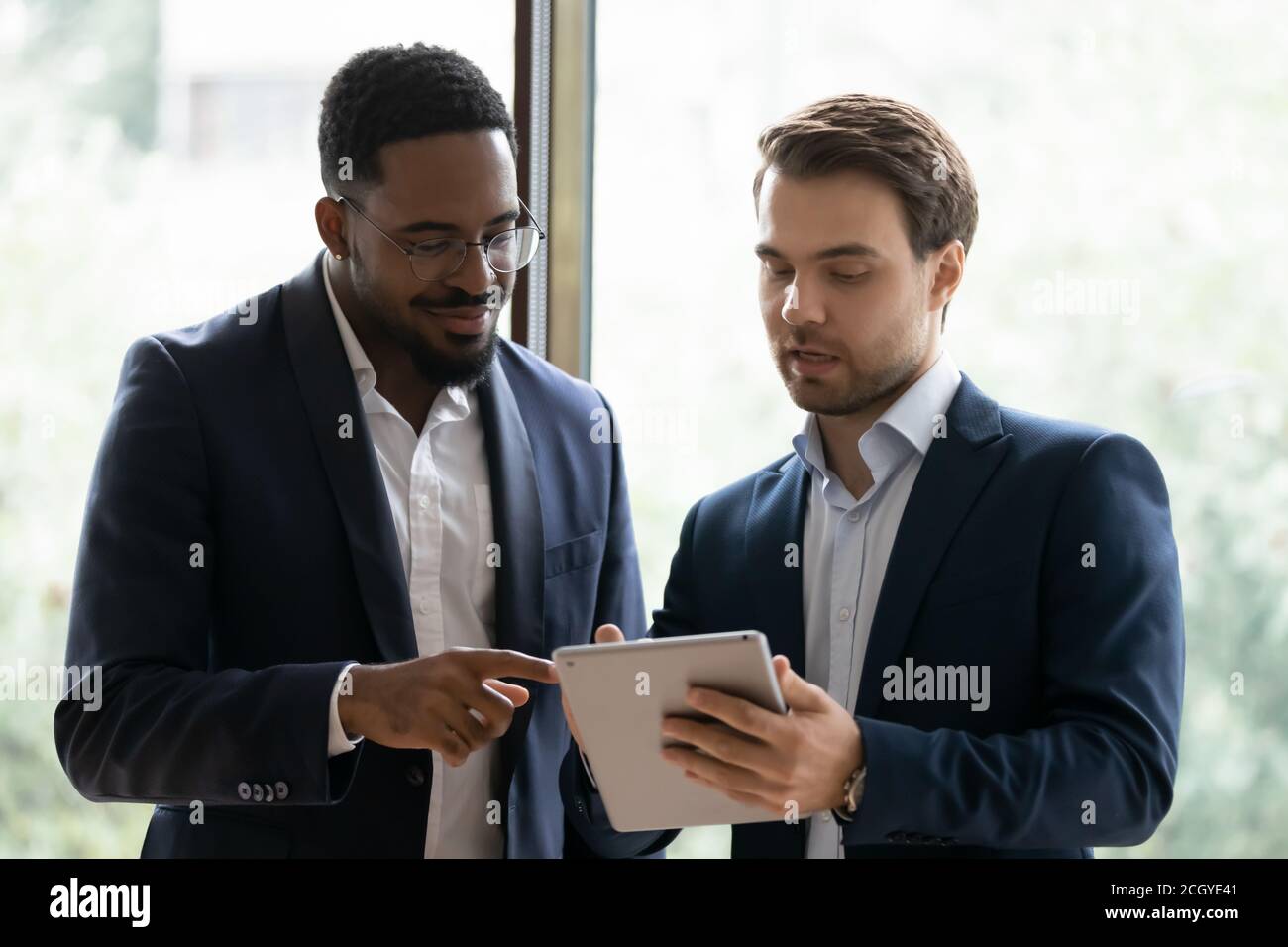 Analyzing colleagues work hi-res stock photography and images - Alamy