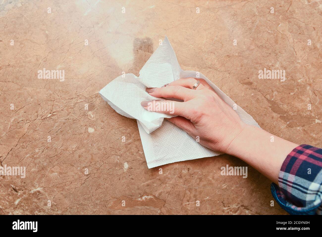 Hand of woman wiping the table with a paper towel Stock Photo - Alamy